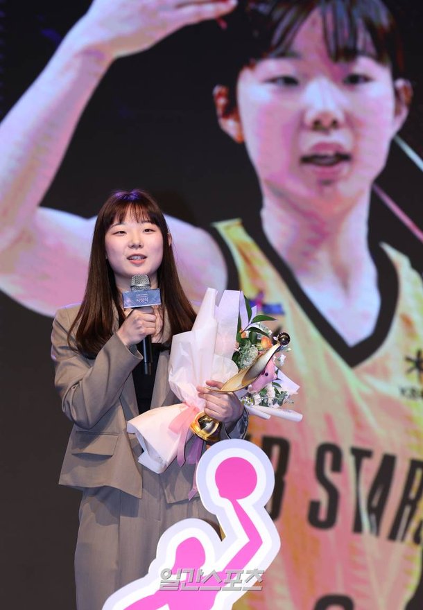 포토 수상소감 말하는 허예은 네이트 스포츠