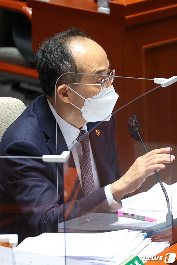질의에 답변하는 추경호 부총리 네이트 뉴스