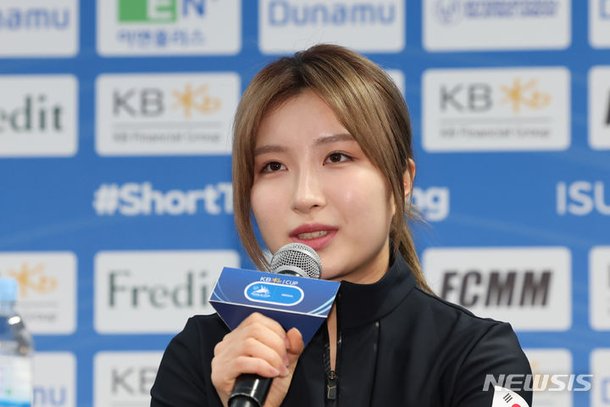 질문에 답하는 김길리 네이트 스포츠