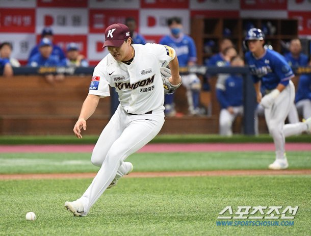 포토 문성현 몸에 맞은 김지찬의 타구 네이트 스포츠