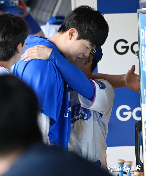 황동재 김지찬 더그아웃에서 안아주며 꽁냥꽁냥 포토 네이트 스포츠