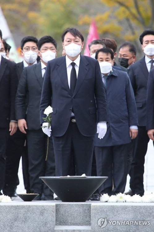 노 전 대통령 묘역 앞 국화꽃 든 윤석열 네이트 뉴스