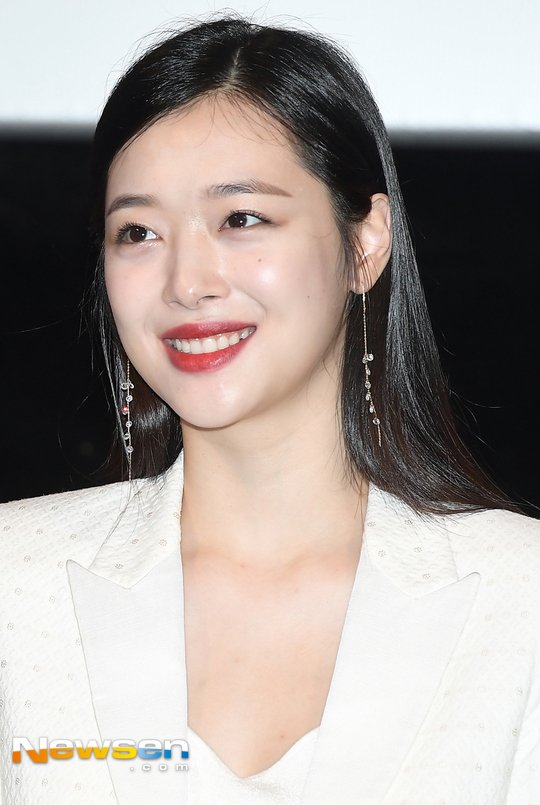 [NEWS PICS] 170701 f(Sulli) = Movie ‘Real’ Stage Greeting [20P] – f(♥)