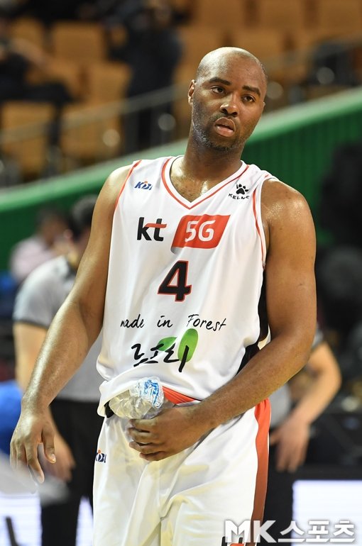 '랜드리 활약' KT, KCC전서 연패 탈출…공동 4위 등극 : 네이트 스포츠