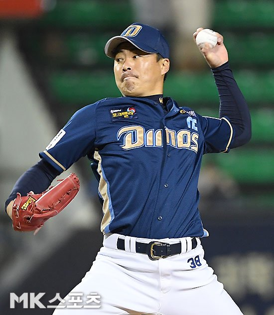 8회에 등판한 NC 윤지웅 [MK포토] : 네이트 스포츠
