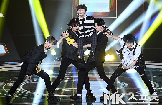 TXT, BTS 동생그룹의 멋진 무대 [MK포토] : 네이트 뉴스