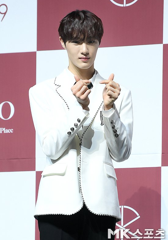 CIX 현석, 막내의 애교 하트 [MK포토] : 네이트 연예