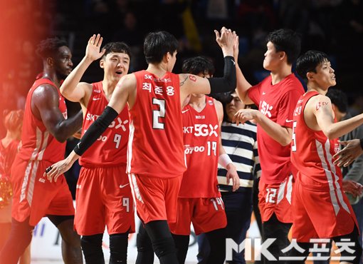 SK 'KCC 꺾고 승리의 하이파이브' [MK포토] : 네이트 스포츠