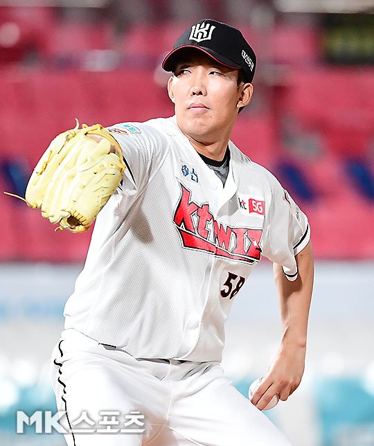 9회에 등판한 kt 금민철 [MK포토] : 네이트 스포츠