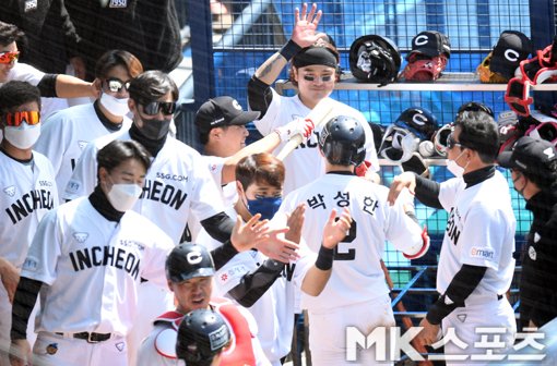 SSG 랜더스 '박성한 투런포에 잔칫집 분위기' [MK포토] : 네이트 스포츠