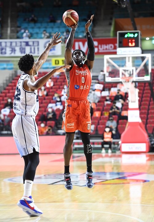 전자랜드, 4강 PO 3차전에서 KCC 42점 차 완승 : 네이트 스포츠