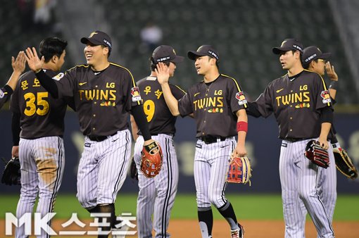 LG 'NC 꺾고 귀중한 1승 추가' [MK포토] : 네이트 스포츠