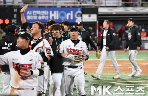 kt 'KIA 꺾고 준PO 진출' [MK포토] : 네이트 스포츠
