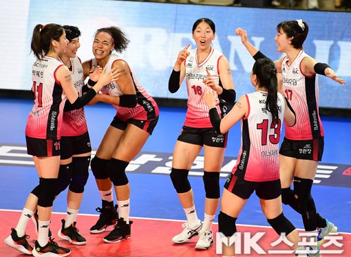 KGC 인삼공사 '시즌 첫 승의 기쁨' [MK포토] : 네이트 스포츠