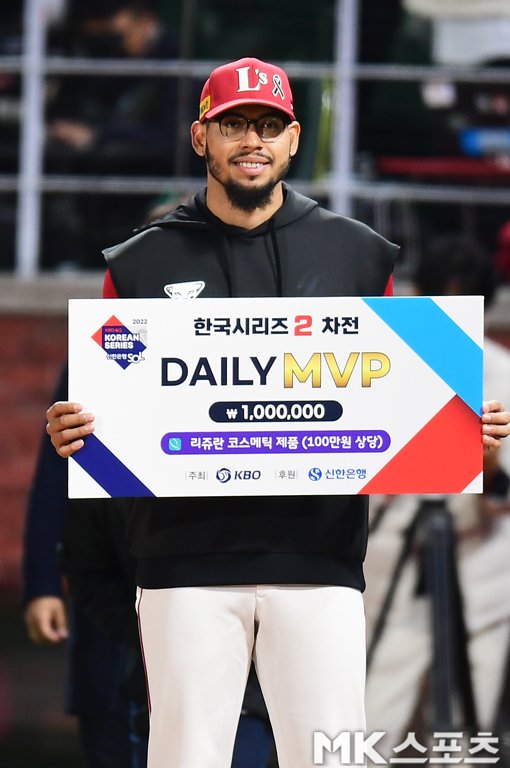 폰트 'KS 2차전 데일리 MVP' [MK포토] : 네이트 스포츠
