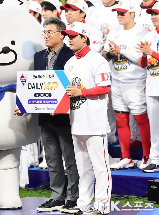김성현 'KS 6차전, 데일리 MVP' [MK포토] : 네이트 스포츠