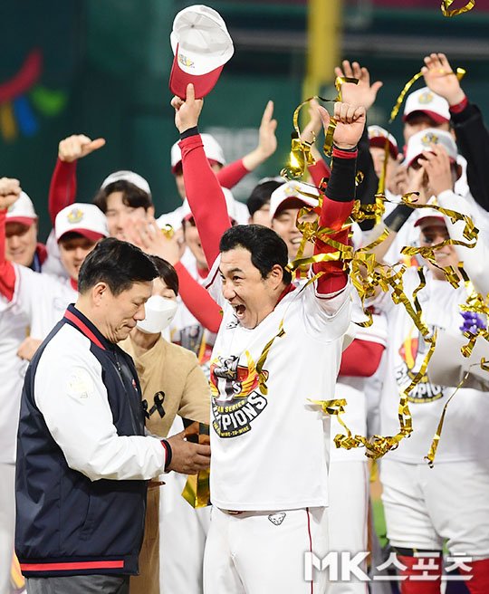 김강민 '내가 바로 KS MVP' [MK포토] : 네이트 스포츠