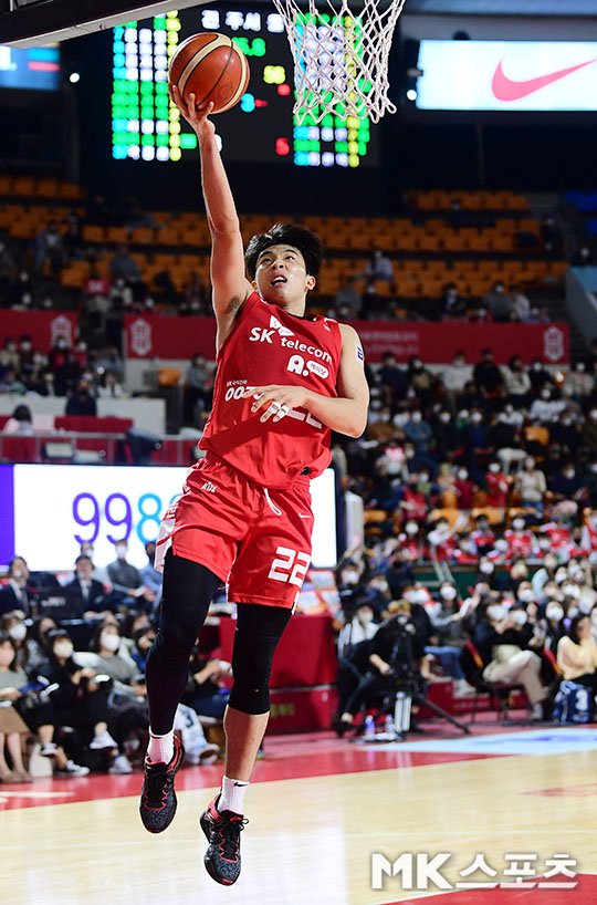 김선형 달리고 오재현 넣었다! SK, KCC 꺾고 시즌 첫 홈 승리 [MK잠실] : 네이트 스포츠