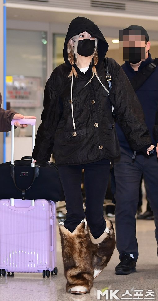 블랙핑크 로제 '털부츠 잘 어울리죠' [MK포토] : 네이트 연예