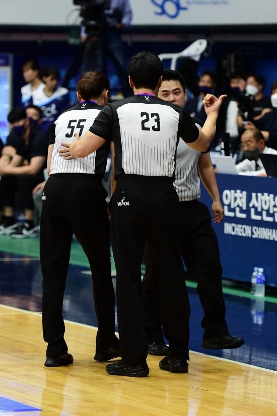 10회→5회, WKBL 3R 페이크 파울 절반으로 줄어…유승희·심성영 벌칙금 부과 : 네이트 스포츠