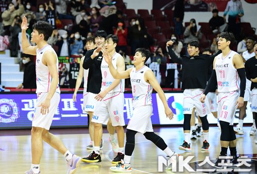 KT 'KGC 꺾고 6연승' [MK포토] : 네이트 스포츠