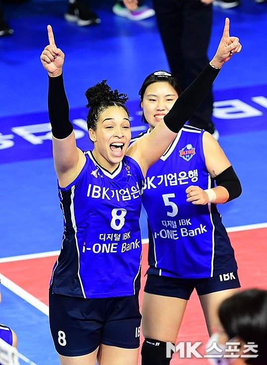 '산타나가 화성을 찢었다' IBK기업은행, 4연패 탈출·2023년 첫 승…도로공사 4연승 실패 [MK화성] : 네이트 스포츠