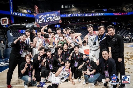 동아시아 1황은 KGC, SK 꺾고 EASL 챔스 위크 초대 챔피언…MVP 스펠맨 : 네이트 스포츠