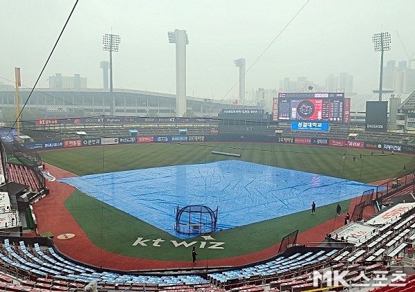 흩날리는 빗방울과 안개 깔린 수원…KT·KIA, 6일 첫 맞대결 성사 가능할까 [MK현장] : 네이트 스포츠