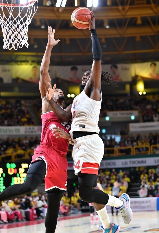 '허물선'과 '그 슛'의 하모니 SK, LG에 또 역전승…챔프전까지 한 걸음 [KBL PO] : 네이트 스포츠