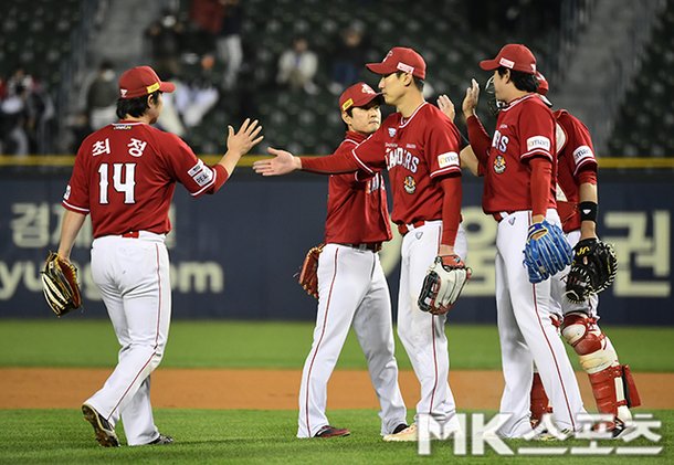 SSG 'LG 꺾고 하이파이브' [MK포토] : 네이트 스포츠