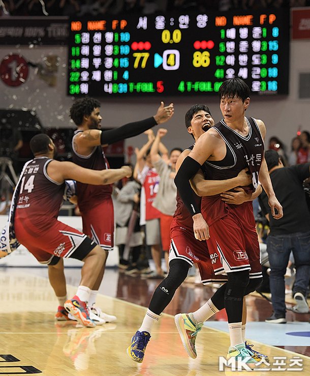안양KGC '4쿼터에 뒤집은 승부' [MK포토] : 네이트 스포츠