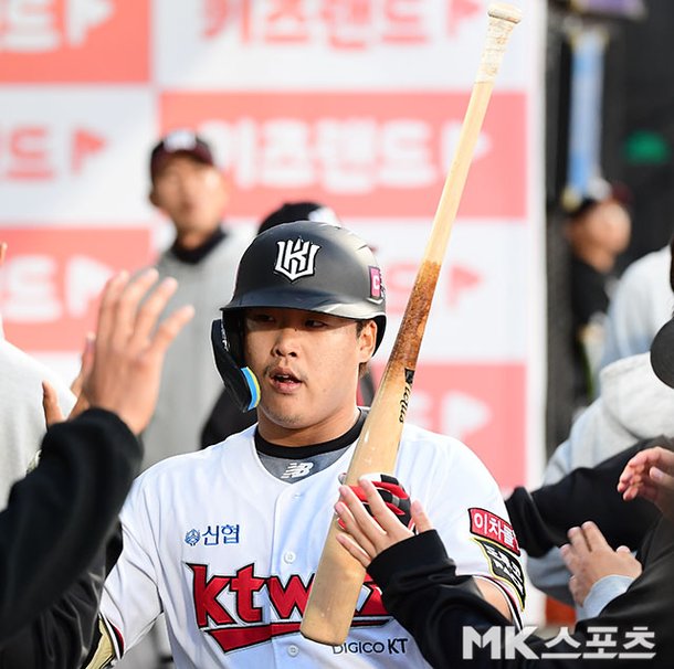 '솔로포' 강백호 '배트 들고 위풍 당당' [MK포토] : 네이트 스포츠