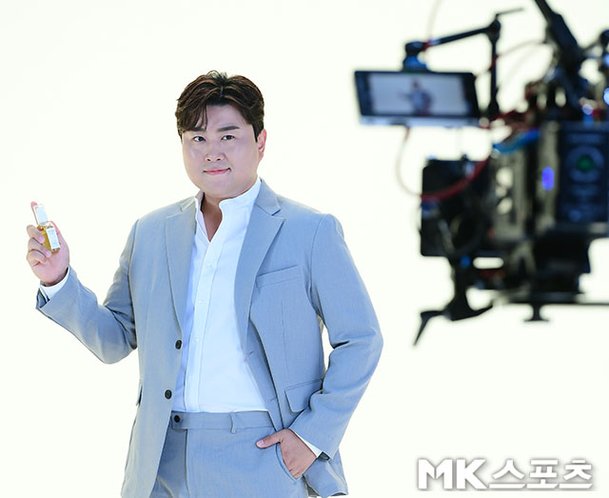 '트바로티' 김호중 '촬영장 분위기 띄우는 하트 장인' [★현장] : 네이트 연예