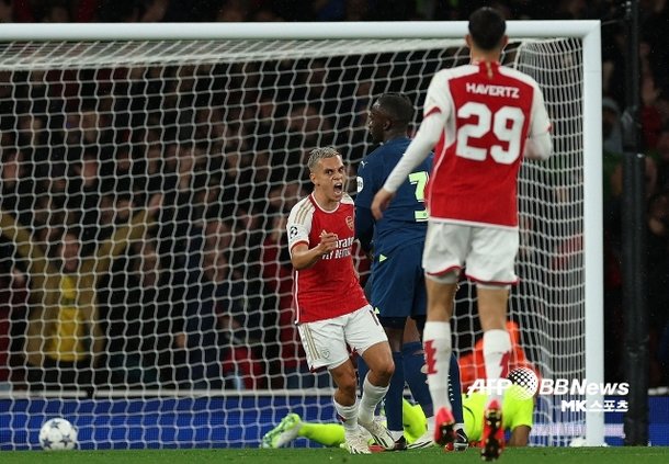 아스널, PSV 4-0 대파 7년만의 완벽 챔스 복귀전 [UCL] : 네이트 스포츠