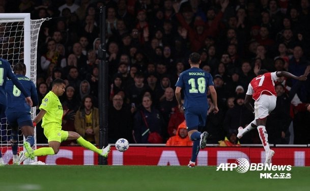 아스널, PSV 4-0 대파 7년만의 완벽 챔스 복귀전 [UCL] : 네이트 스포츠