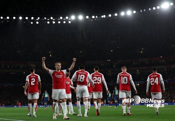 아스널, PSV 4-0 대파 7년만의 완벽 챔스 복귀전 [UCL] : 네이트 스포츠