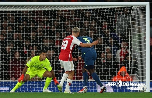 아스널, PSV 4-0 대파 7년만의 완벽 챔스 복귀전 [UCL] : 네이트 스포츠