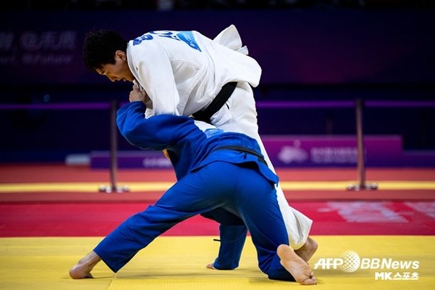 통한의 되치기…이준환, 막메드베코프에 덜미…男 유도 81kg급 은메달 수확 [MK항저우] : 네이트 스포츠