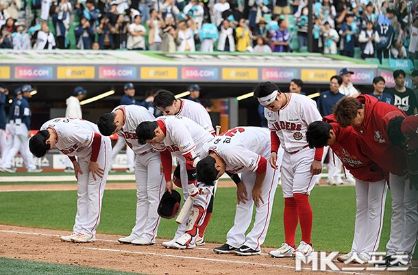 SSG '1차전 패배, 아쉬운 인사' [MK포토] : 네이트 스포츠