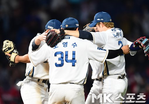 PO 진출 NC '신나는 어깨동무' [MK포토] : 네이트 스포츠