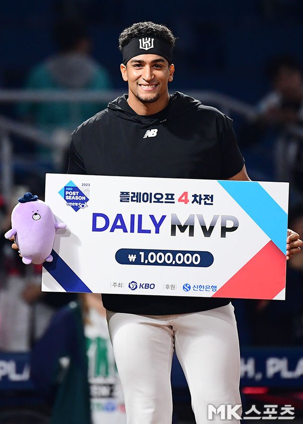 쿠에바스 'PO 4차전, 데일리 MVP' [MK포토] : 네이트 스포츠