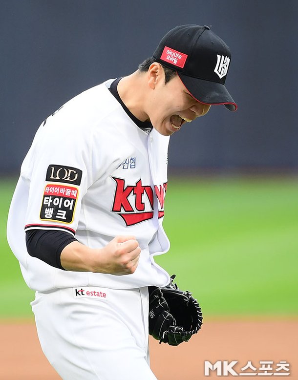 PO 내내 짠물투 이어간 KT 손동현 "이겨서 힘들지 않아…KS서 좋은 경기 할 것" [PO5 인터뷰] : 네이트 스포츠