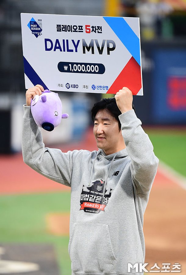 대타 출격해 동점타로 KT KS행 이끈 김민혁 "부상 후 타격에 집중…일찍 준비한 것이 좋은 결과로 나와" [PO5 인터뷰] : 네이트 스포츠