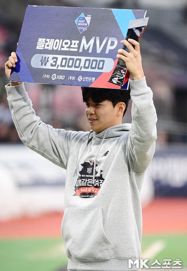 PO 내내 짠물투 이어간 KT 손동현 "이겨서 힘들지 않아…KS서 좋은 경기 할 것" [PO5 인터뷰] : 네이트 스포츠