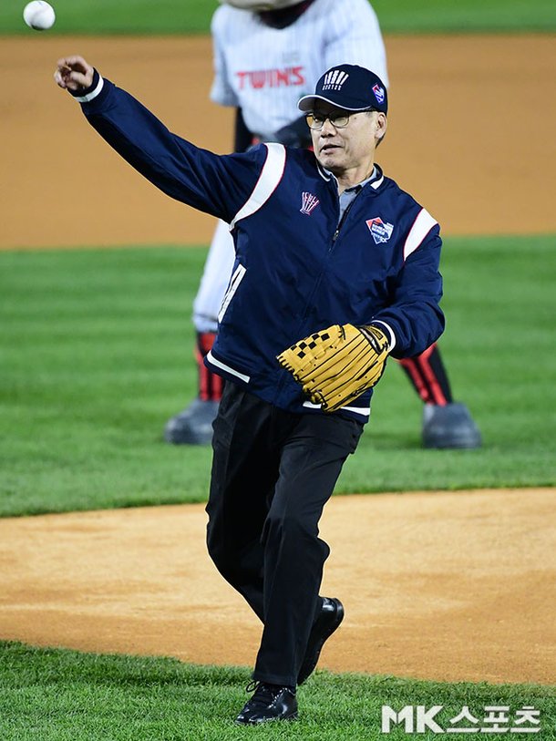'LG 1994 우승 멤버' 김용수 'KS 1차전 시구' [MK포토] : 네이트 스포츠