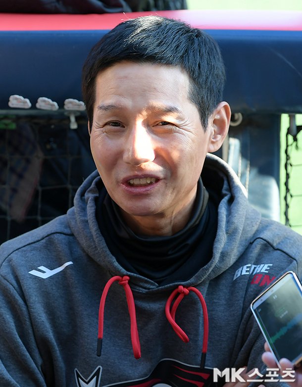KS 1차전 내준 염경엽 감독 '쓴웃음' [M포토] : 네이트 스포츠