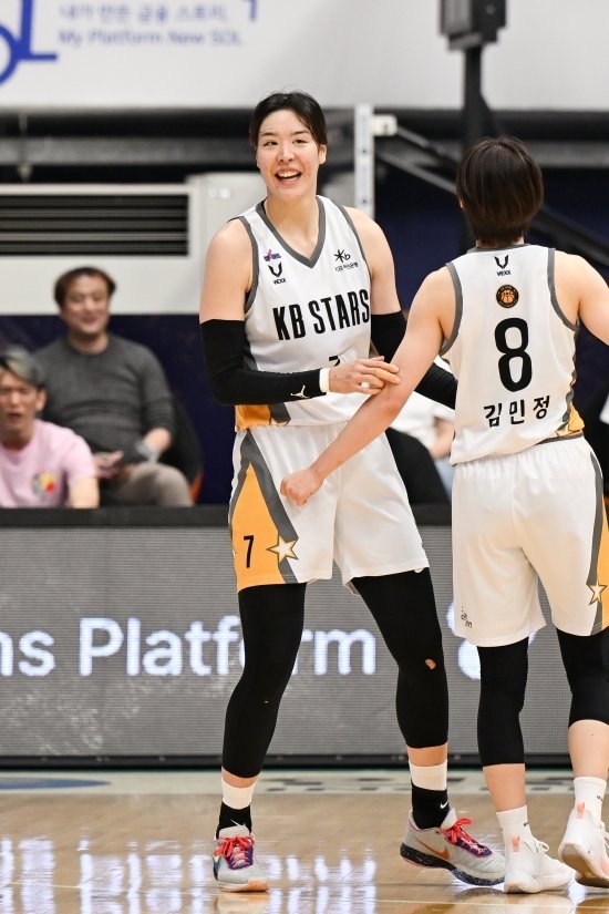 'WKBL 여제' 박지수, 30-20 괴력 과시…KB스타즈, 신한은행에 25점차 대승 : 네이트 스포츠
