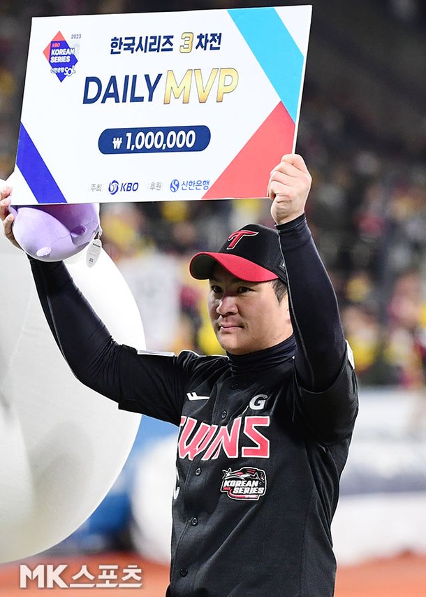 오지환 'KS 3차전, 데일리 MVP' [MK포토] : 네이트 스포츠