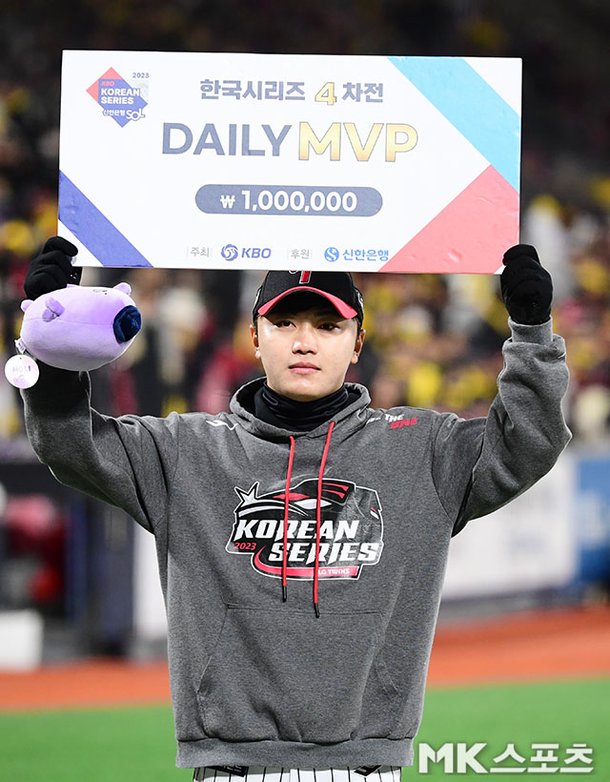 김윤식 'KS 4차전, 데일리 MVP!' [MK포토] : 네이트 스포츠