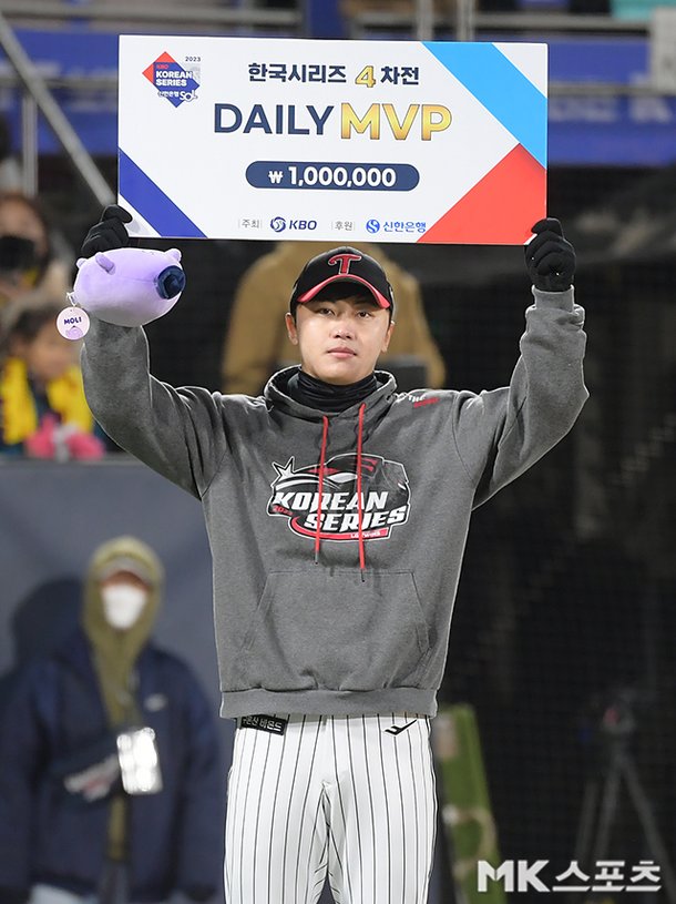김윤식 '데일리 MVP' [MK포토] : 네이트 스포츠